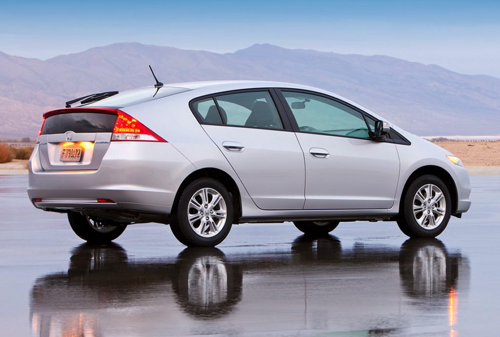 2010 Toyota Prius & Honda Insight in green wars | DriveArabia