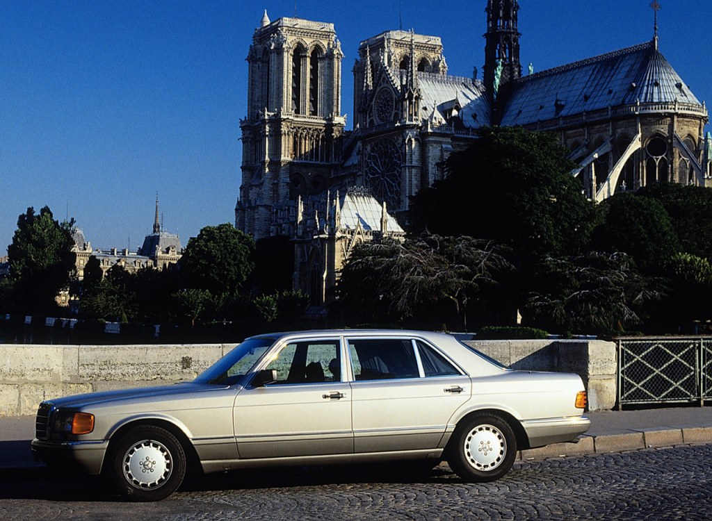 Mercedes-Benz celebrates first airbag in W126 S-Class | DriveArabia