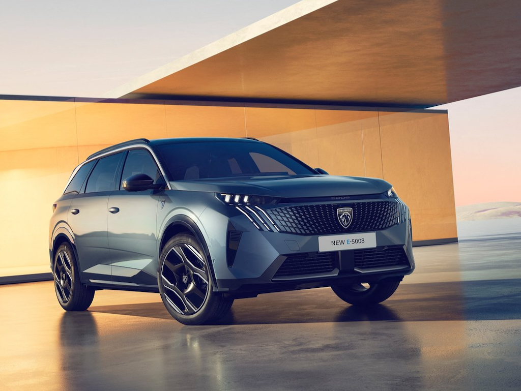 بيجو تطلق سيارة E-5008 الكهربائية كلياً الأكبر في فئتها | DriveArabia