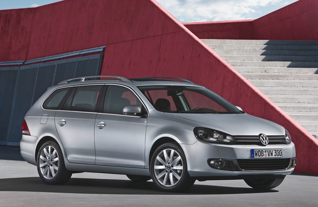 VW Golf wagon debuts, frightens bystanders | DriveArabia
