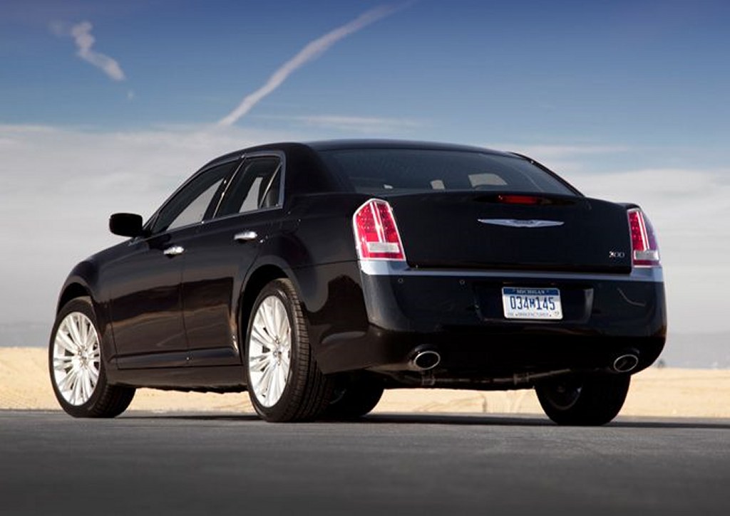 Chrysler 300C 2011 first photos released | DriveArabia