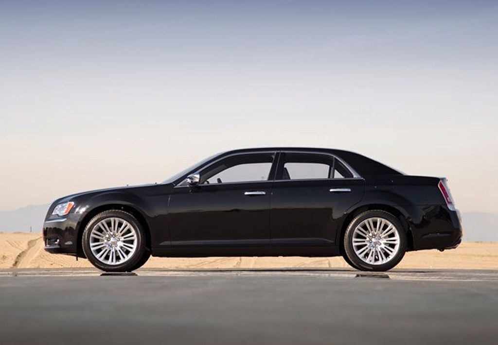 Chrysler 300C 2011 first photos released | DriveArabia