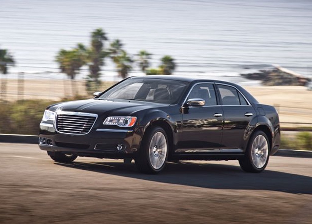 Chrysler 300C 2011 first photos released | DriveArabia