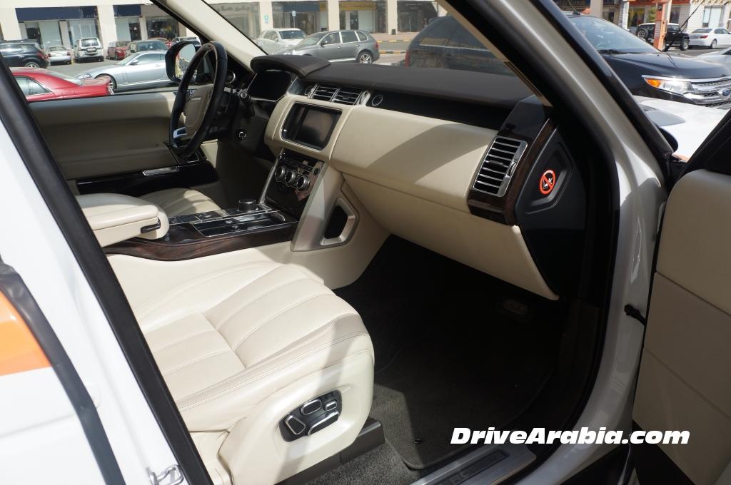 We try out EDI Platinum Driving Course with a Range Rover in Dubai ...