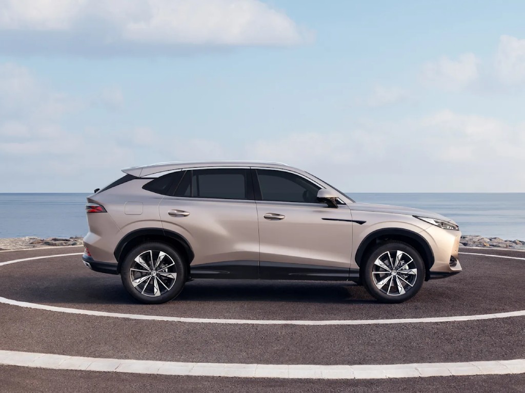 2025 MG HS launched in the UAE | DriveArabia